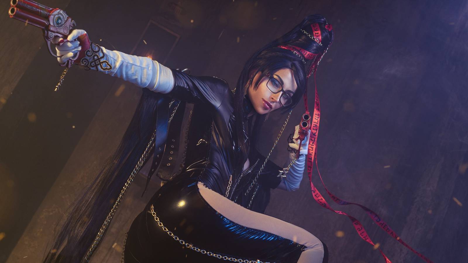 Bayonetta Cosplayer Bewitches Fans in Sassy Pose
